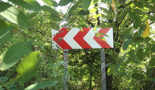 Inginerie marca RAJDP: Indicator rutier invizibil amplasat într-o curbă ... Inginerie marca RAJDP: Indicator rutier invizibil amplasat într-o curbă ...